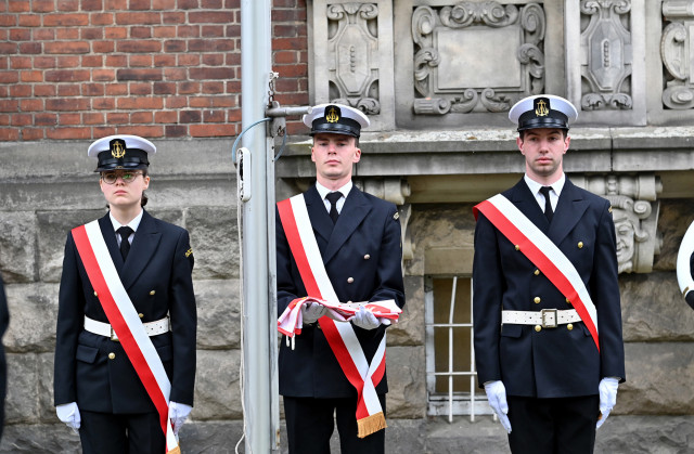 Uroczyste podniesienie bandery przed budynkiem Akademii Morskiej